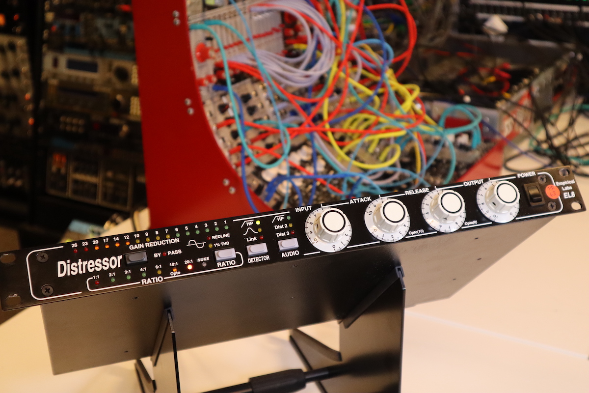 Gearjunkies video - Empirical Labs Distressor VS UAD software version ...