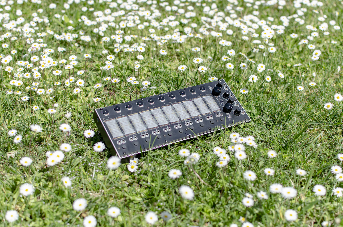 Meer the AVALITH 100 Raw Oscillators Matrix Drone synthesizer ...